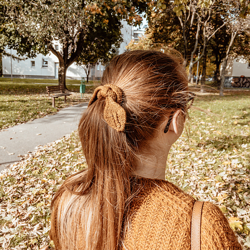 Ravelry: Leaf scrunchie pattern by Izabela Grzybek
