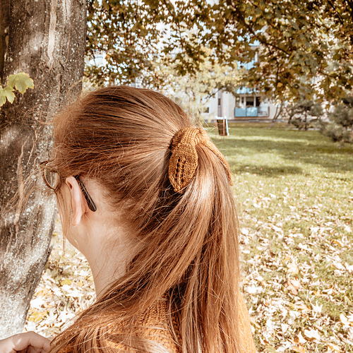Ravelry: Leaf scrunchie pattern by Izabela Grzybek