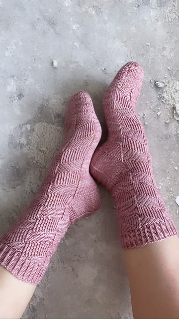Ravelry: The Rhombus Socks pattern by Bettina Wenko