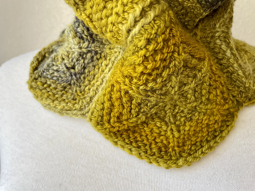 Ravelry: BeesBeesBees Cowl pattern by Nick Davis
