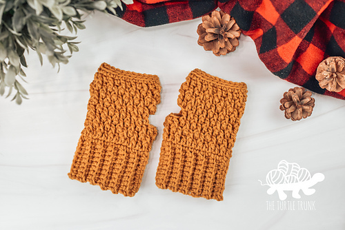 Ravelry: Country Cottage Fingerless Gloves pattern by The Turtle Trunk