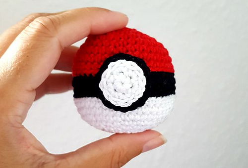 Ravelry: Pokeball pattern by Tjøs
