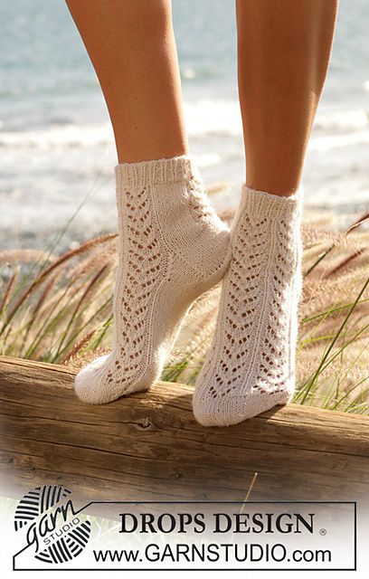 Ravelry: 100-18 Socks with pattern pattern by DROPS design
