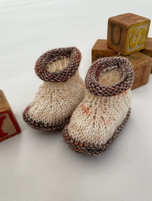 Ravelry: Two-tone Baby Booties BJ402 pattern by Sharyn Armstrong