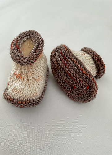 Ravelry: Two-tone Baby Booties BJ402 pattern by Sharyn Armstrong