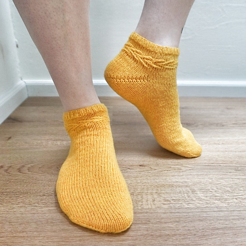 Ravelry: Phoenix Feather Socks pattern by Xandieme Evers