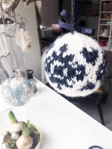 Ravelry: Christmas Balls pattern by Anne Merete Fjeld - Varm design