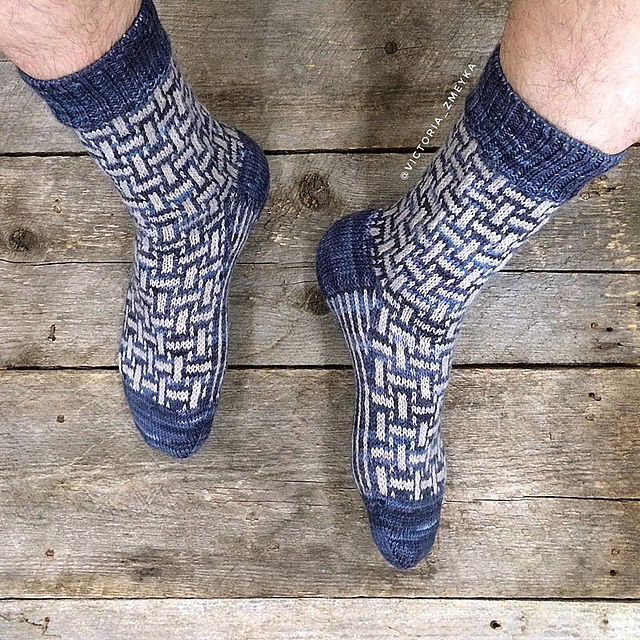 Ravelry: vikkyzm's Mosaic Socks
