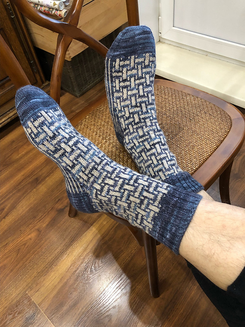 Ravelry: vikkyzm's Mosaic Socks