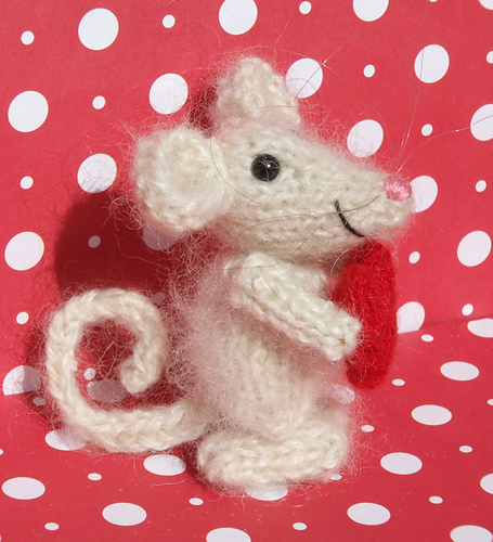 Ravelry: Valentine Mouse pattern by ViolaSueKnits