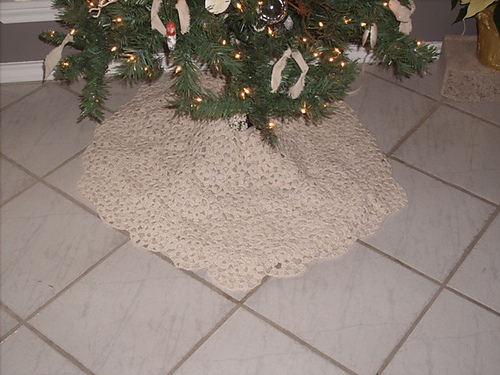 Ravelry: Festive Tree Skirt pattern by Lion Brand Yarn