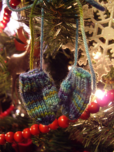 Ravelry: Mini Mitten Ornaments pattern by Andrea K