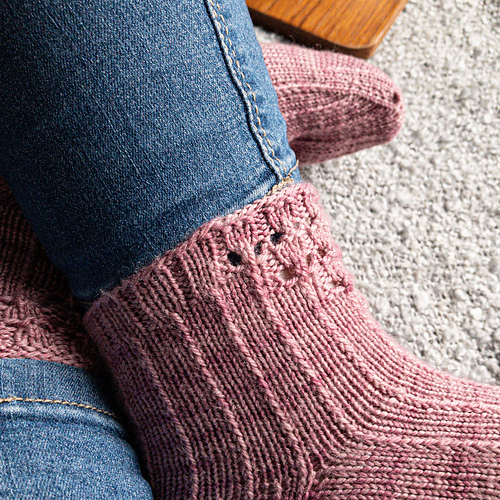 Ravelry: Spring Bloom Socks pattern by Izabela Grzybek