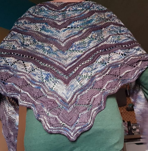 Ravelry: Curved Triangle Shawl pattern by Iris Schreier