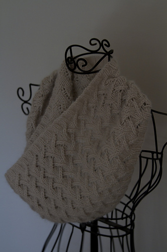 Ravelry: Whipsaw Cowl pattern by Erika Flory