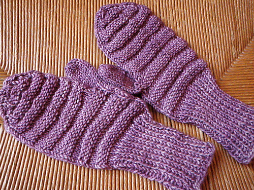 Ravelry: I heart pompoms mittens pattern by Oomieknits