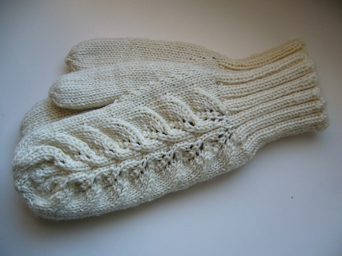 Ravelry: Green Leaf Mittens pattern by Amy Mercer