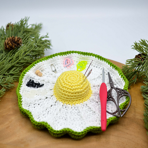 Ravelry: Daisy Tray and Pin Cushion pattern by Nora Xu