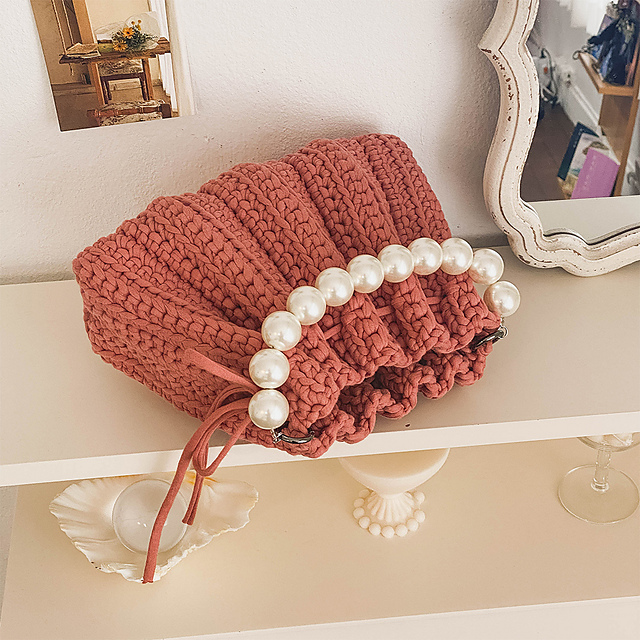 Ravelry: Reniassance Seashell Bag pattern by Yana Park