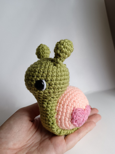 Ravelry: valentine snail amigurumi pattern by Yarn over with Natasha Smuts