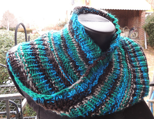 Ravelry: Neck Hugger Moebius pattern by YaYa Lovestoknit