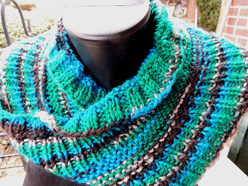 Ravelry: Neck Hugger Moebius pattern by YaYa Lovestoknit