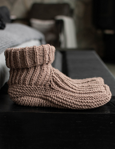 Ravelry: Cabin slippers pattern by Ysolda Teague