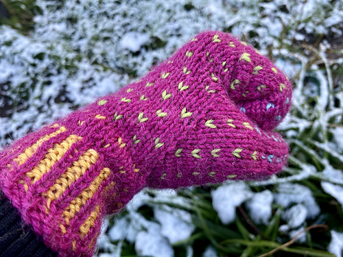 Ravelry: Easy Colour Work Mitten pattern by zarina keyani