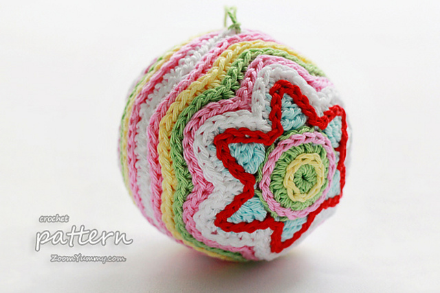 Ravelry: Colorful Christmas Star Ball pattern by zoom yummy